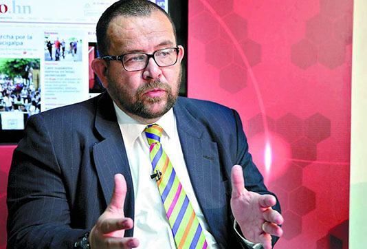 Denis Gómez: la raya continua "son cinco pasos para atrás del avance ...